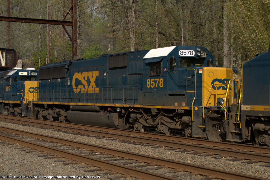 CSX SD50-2 8578 trails on Q417-01